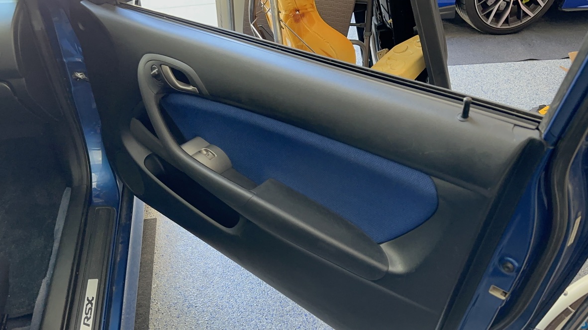 Installing WildCat Blue Recaro SR4 seats and Blue door panels - DC5 ...